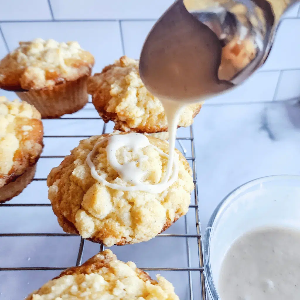 Easy Bakery Style Vanilla Muffins Recipe with Crumb Topping