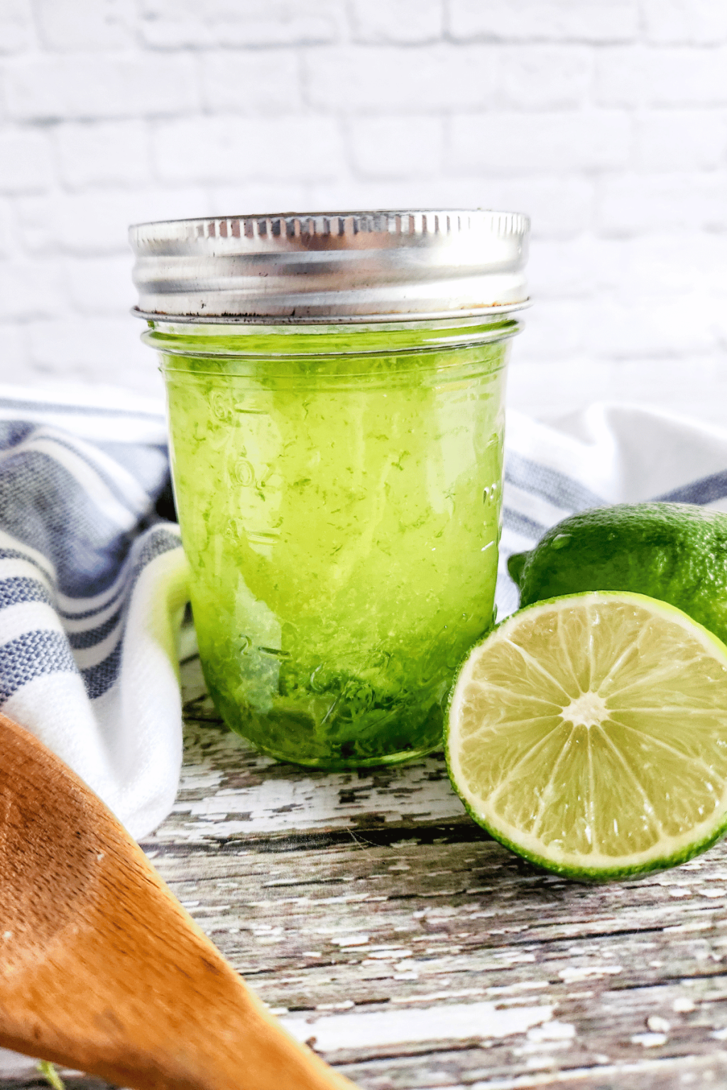 How to Make Lime Extract for the Best Pies and Cakes